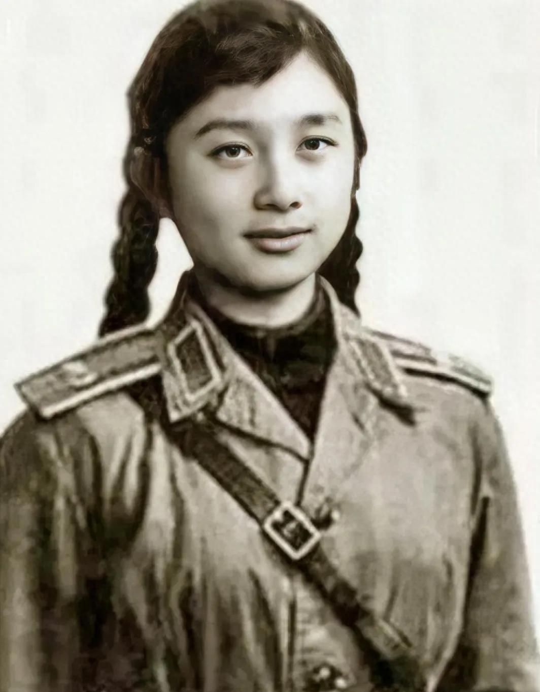 In 1954, Lin Liguo's "fiancée" Zhang Ning, a rare family portrait, very cute when she was a ...