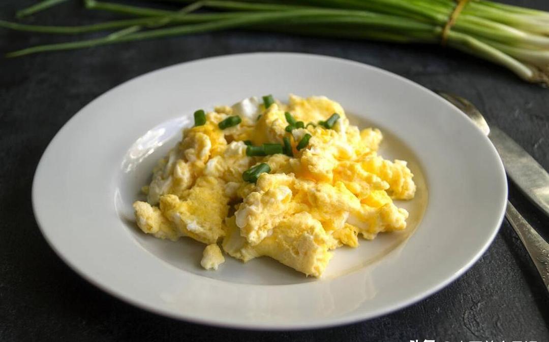 Easily learn how to make homemade scrambled egg skins, delicious and ...