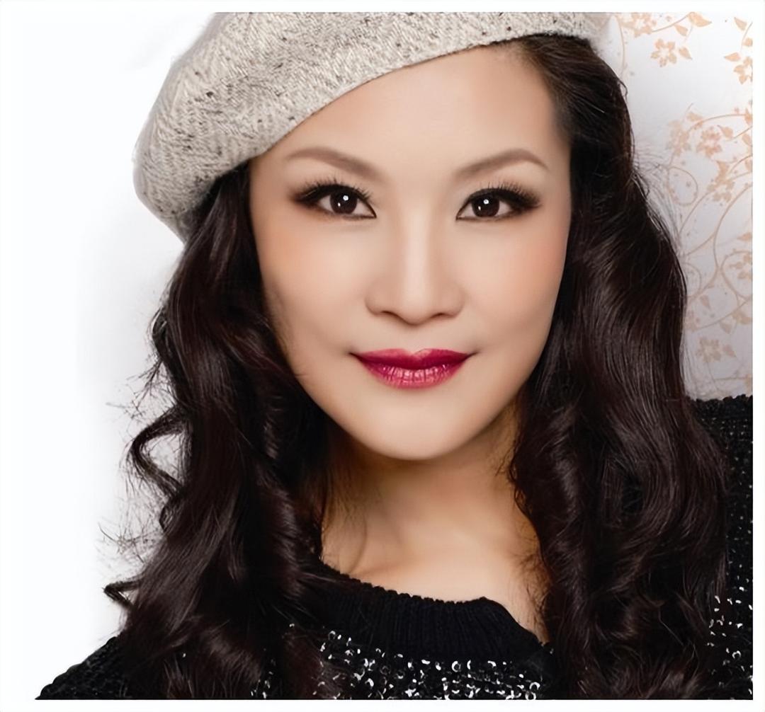 Singer Fan Linlin: Accompanying her deceased parents with two military ...