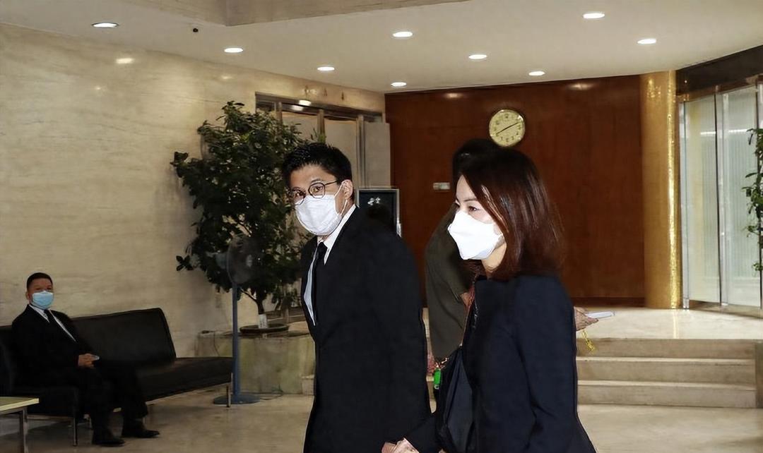 Huo Qigang and Guo Jingjing took their three children to send their ...