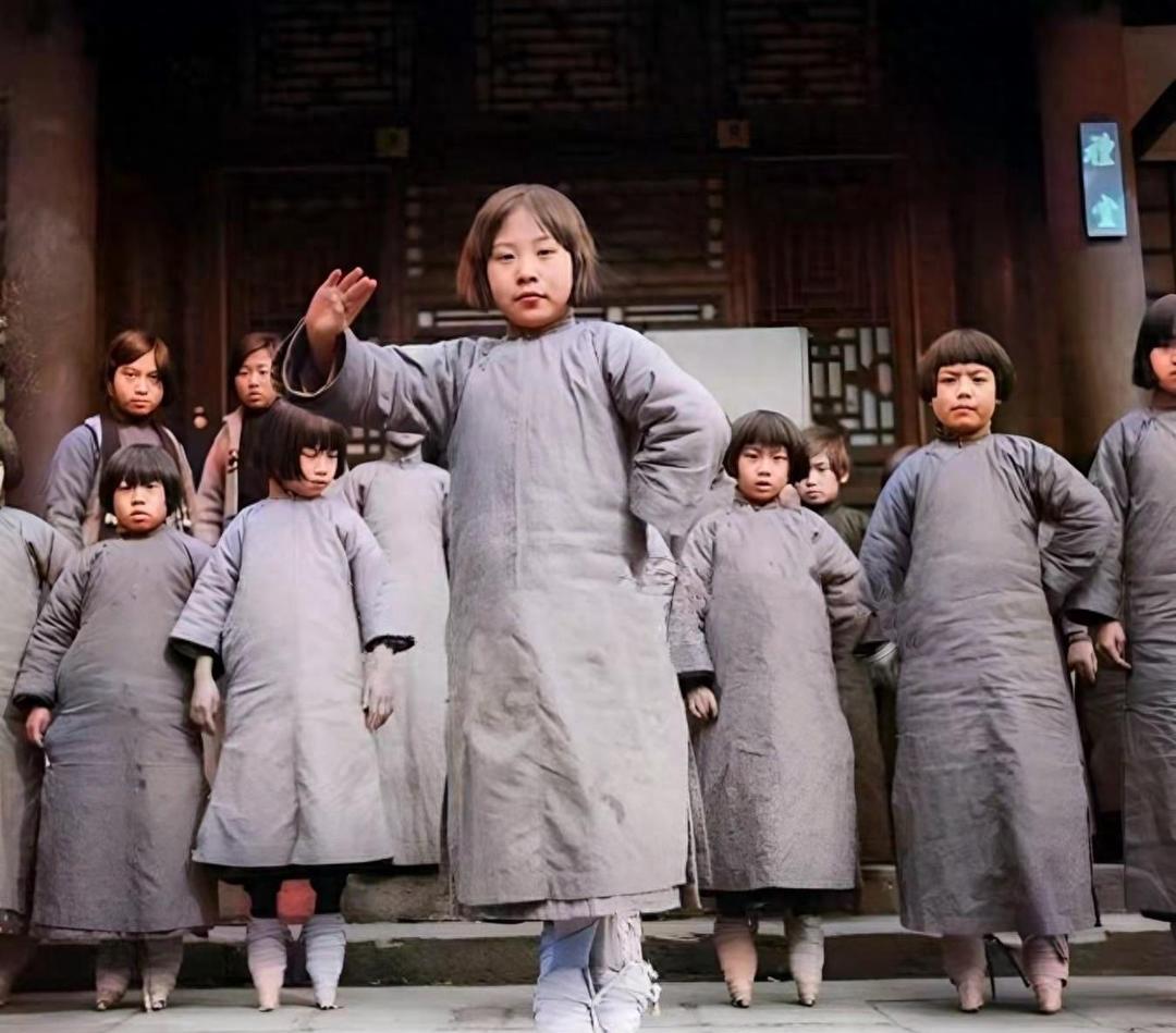 Old photos: women studying Peking Opera, six wives of Qing officials ...