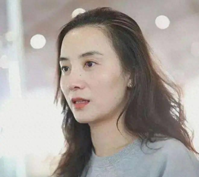 Song Jia went out without makeup, her face was greasy and unmodified, but her temperament was ...