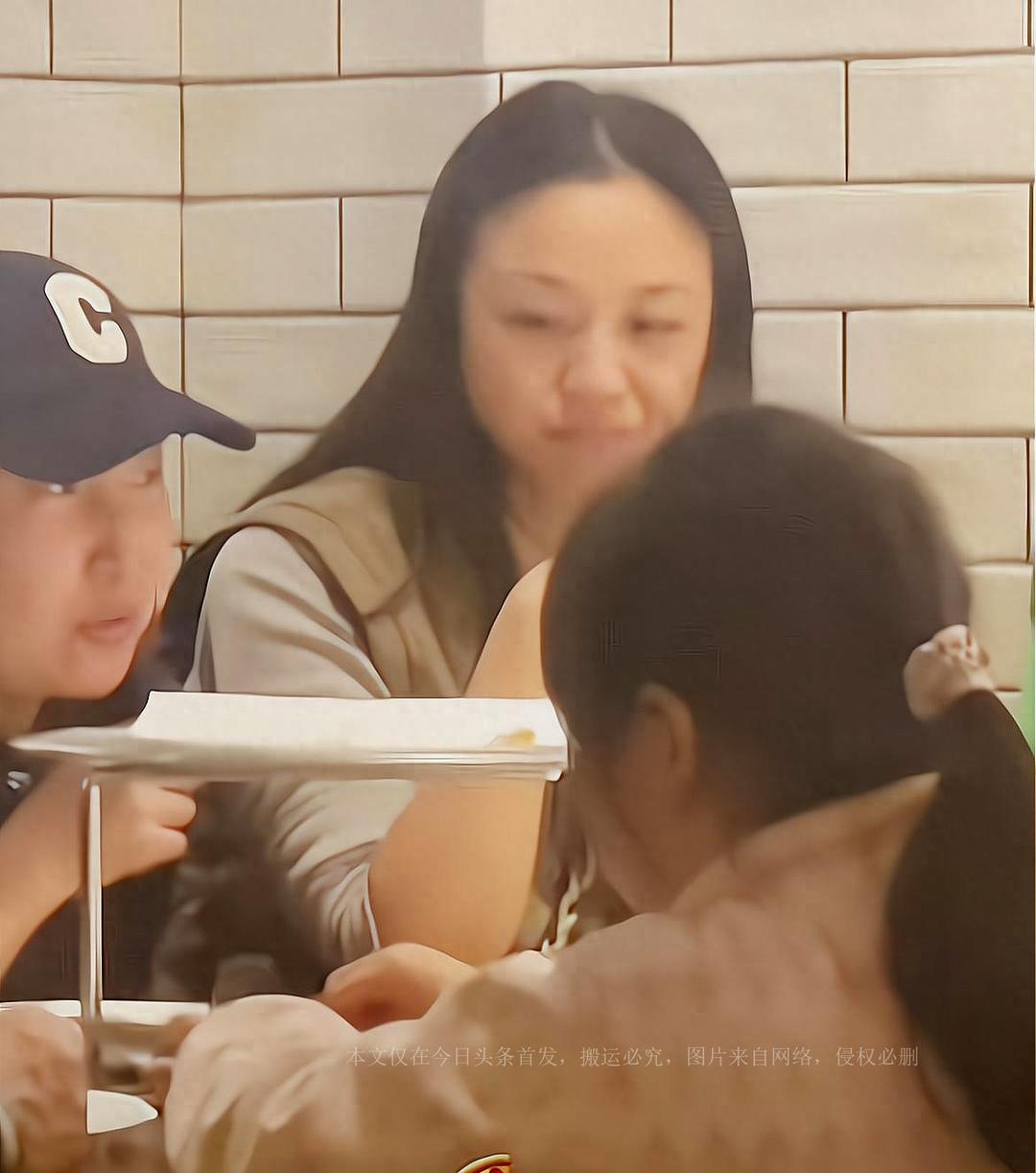 Tang Wei took her 6-year-old daughter to dinner with Mai Hongmei. She still looks stunning ...