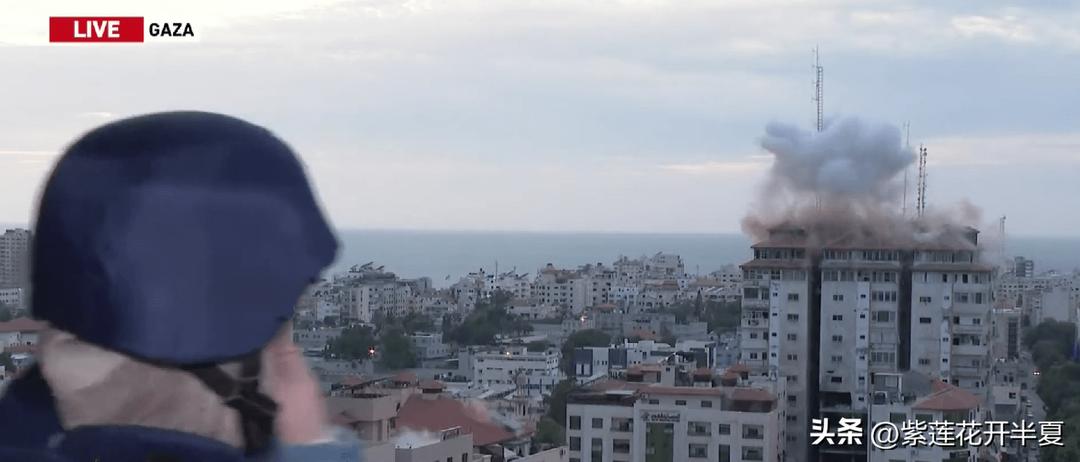 An exciting scene! While a foreign female reporter was broadcasting ...