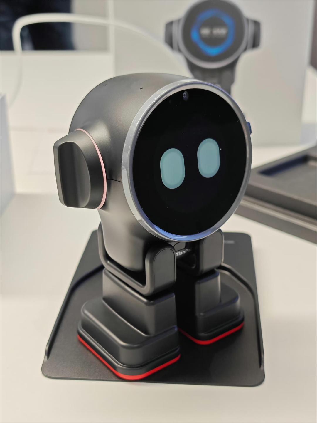 No need to answer, move freely - Optimist Desktop Robot creates a new ...
