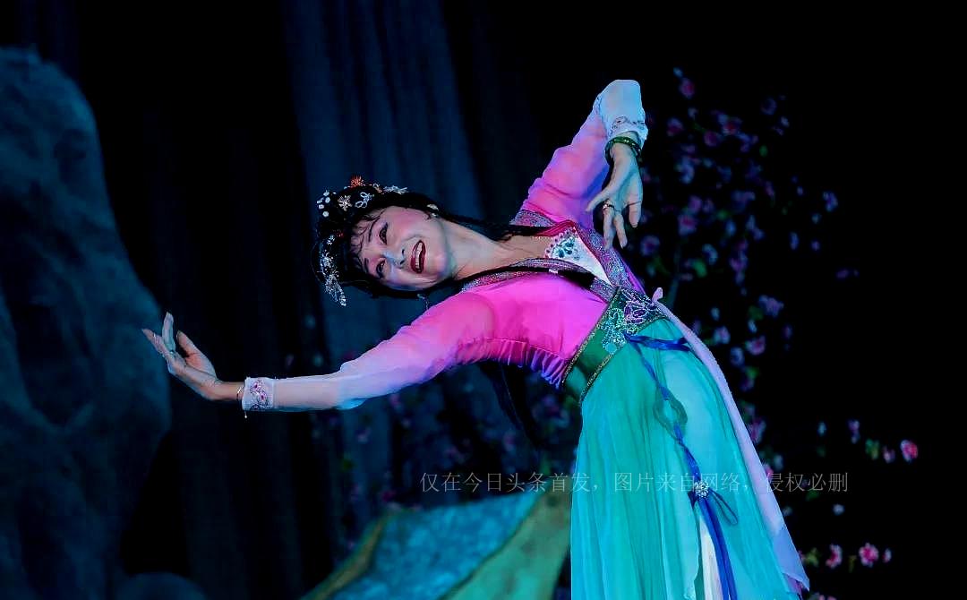 Chen Ailian: In order to look young, she stuffed two balls of cotton in ...