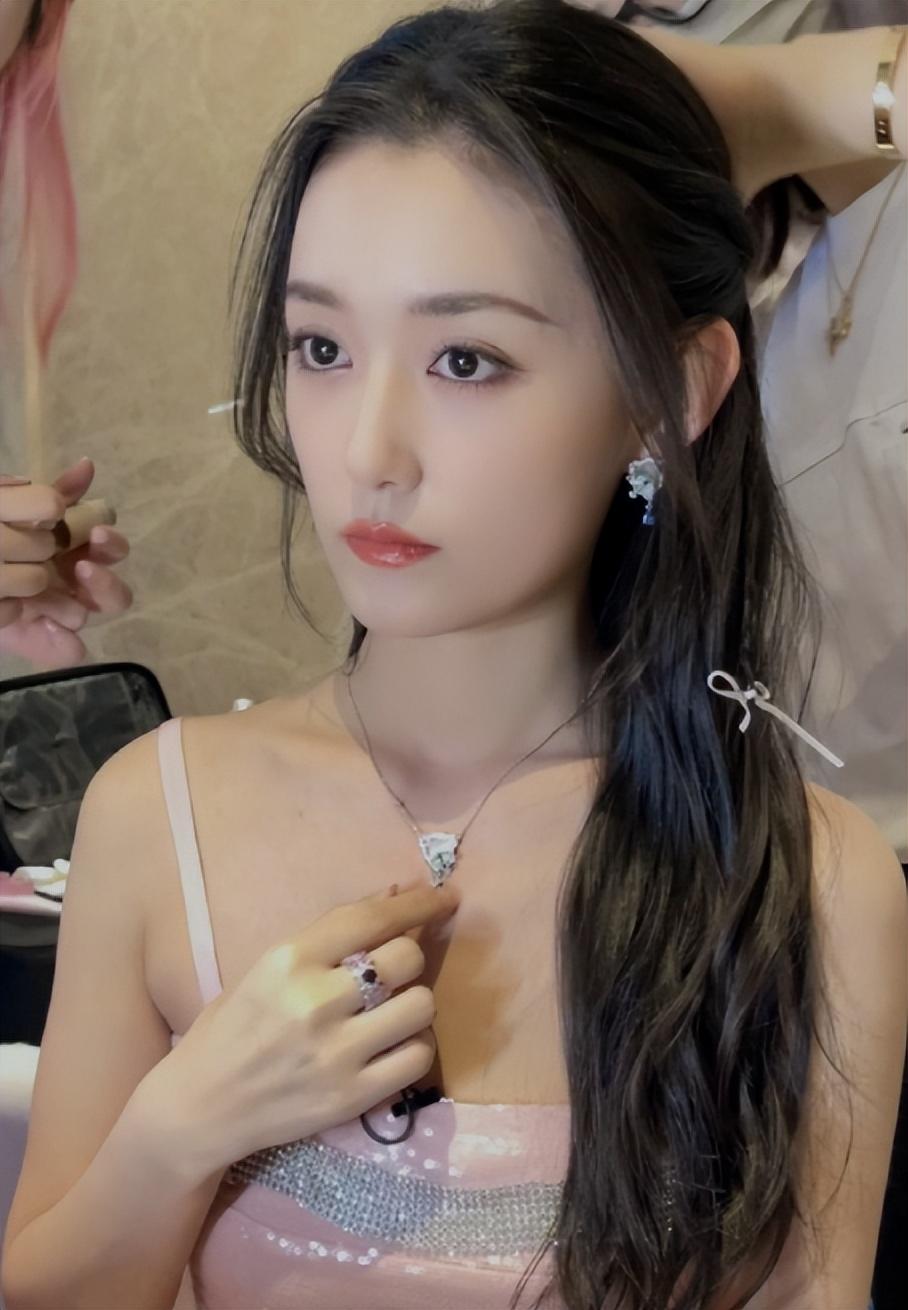 After Song Zuer, the child star Jiang Yiyi was involved in taxes, but Yu Zheng was praised in ...