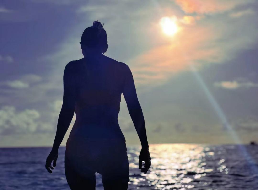 Lu Jingshan posts swimsuit photos at the beach! Slender waist, pert ...