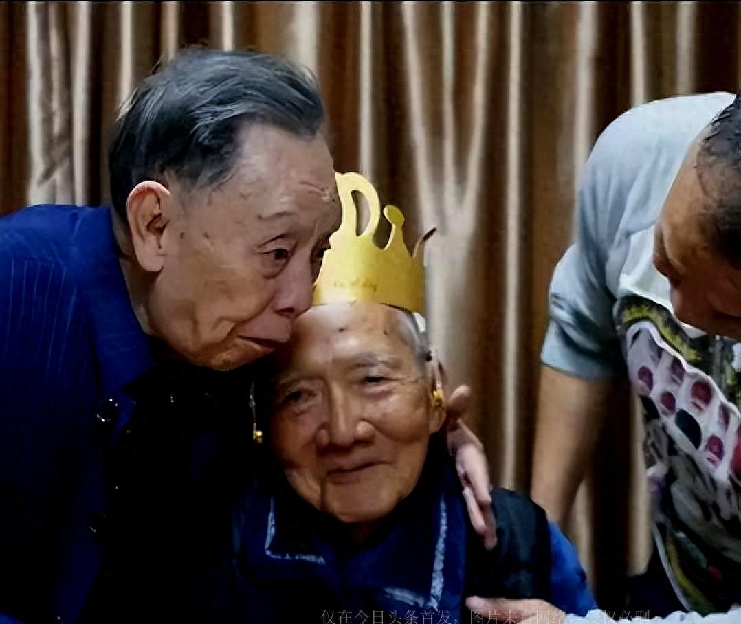 87-year-old Huang Junying lost his friends one after another. He ...