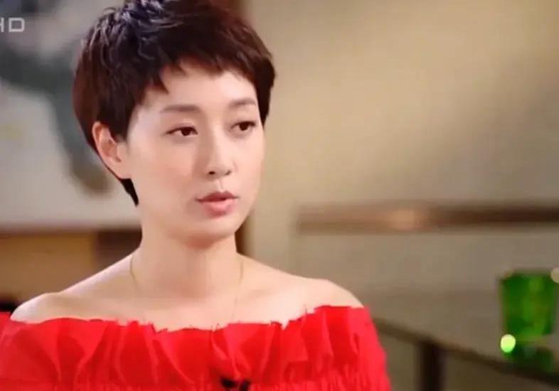 Ma Yili met Wen Zhang by chance at a party. Ma Yili hugged and comforted her subconsciously. The ...