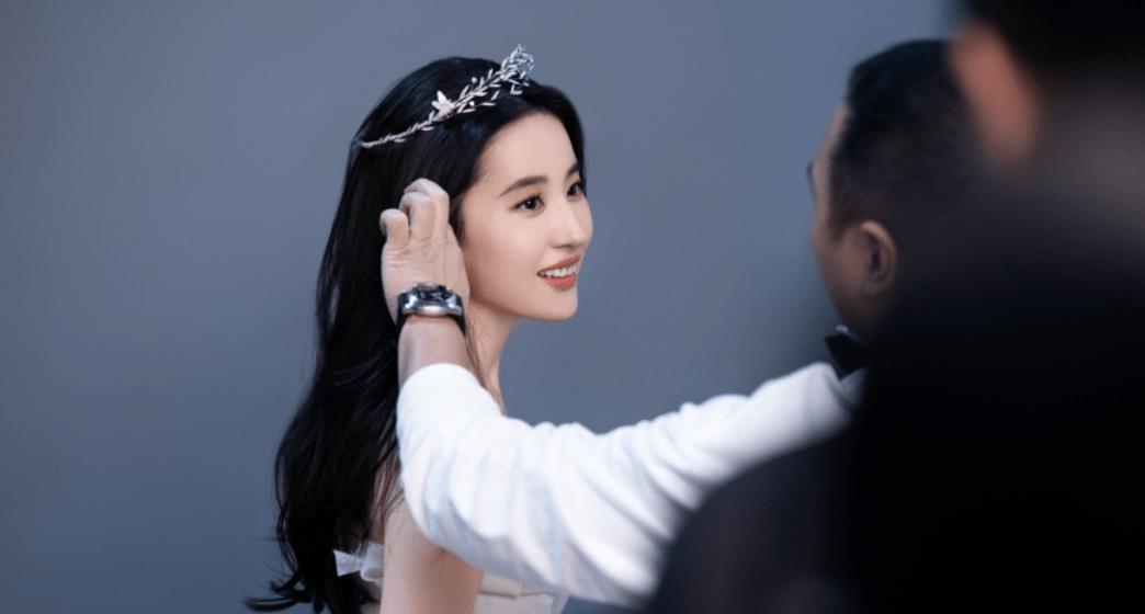35-year-old Liu Yifei and 36-year-old Yang Mi stand together. The ...