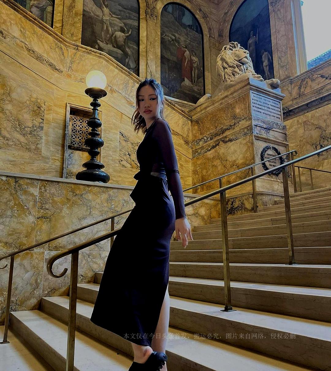 Donnie Yen's daughter shows off her hot body in a tight skirt with S-shaped curves, her 110cm ...