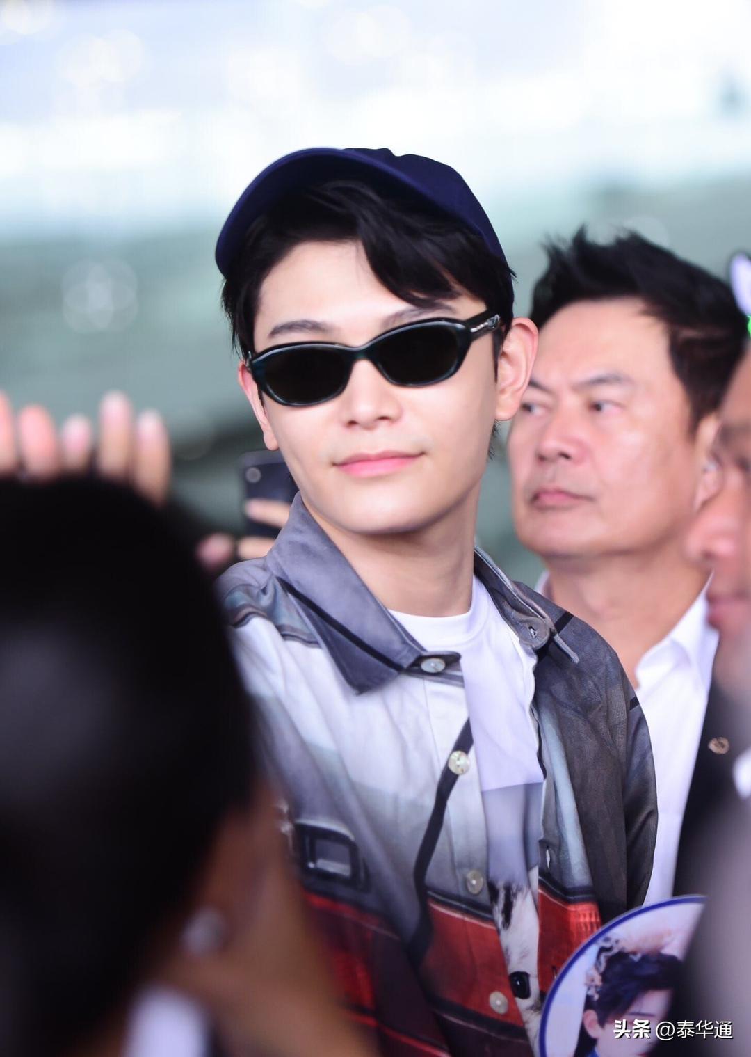 Chinese actor Ding Yuxi arrives at Fan Airport in Thailand and warmly ...