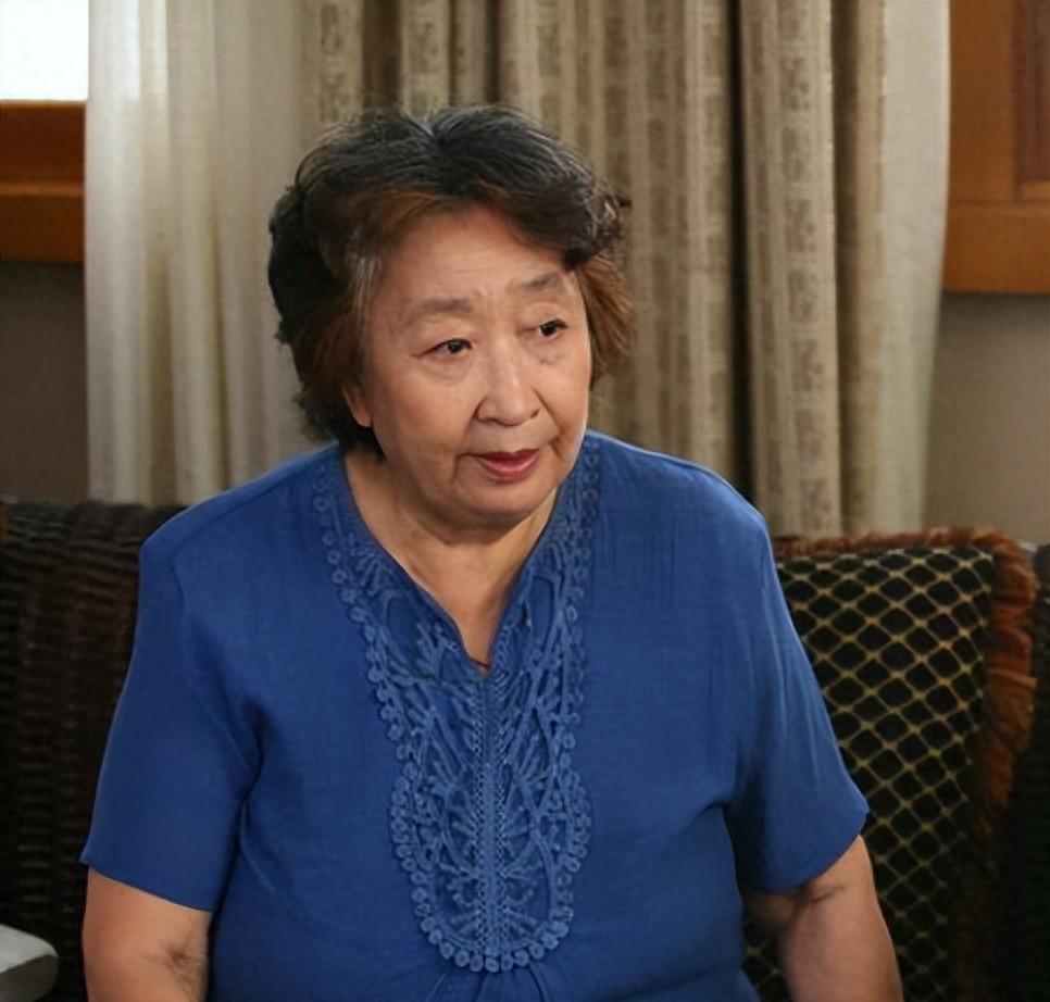 A recent photo of 90-year-old artist Peng Yu was exposed: he looks old but still energetic ...