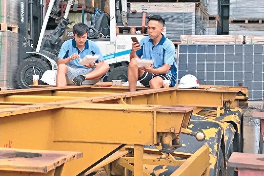 45-year-old Hong Kong sister Liang Minyi works in a bakery. She stands ...