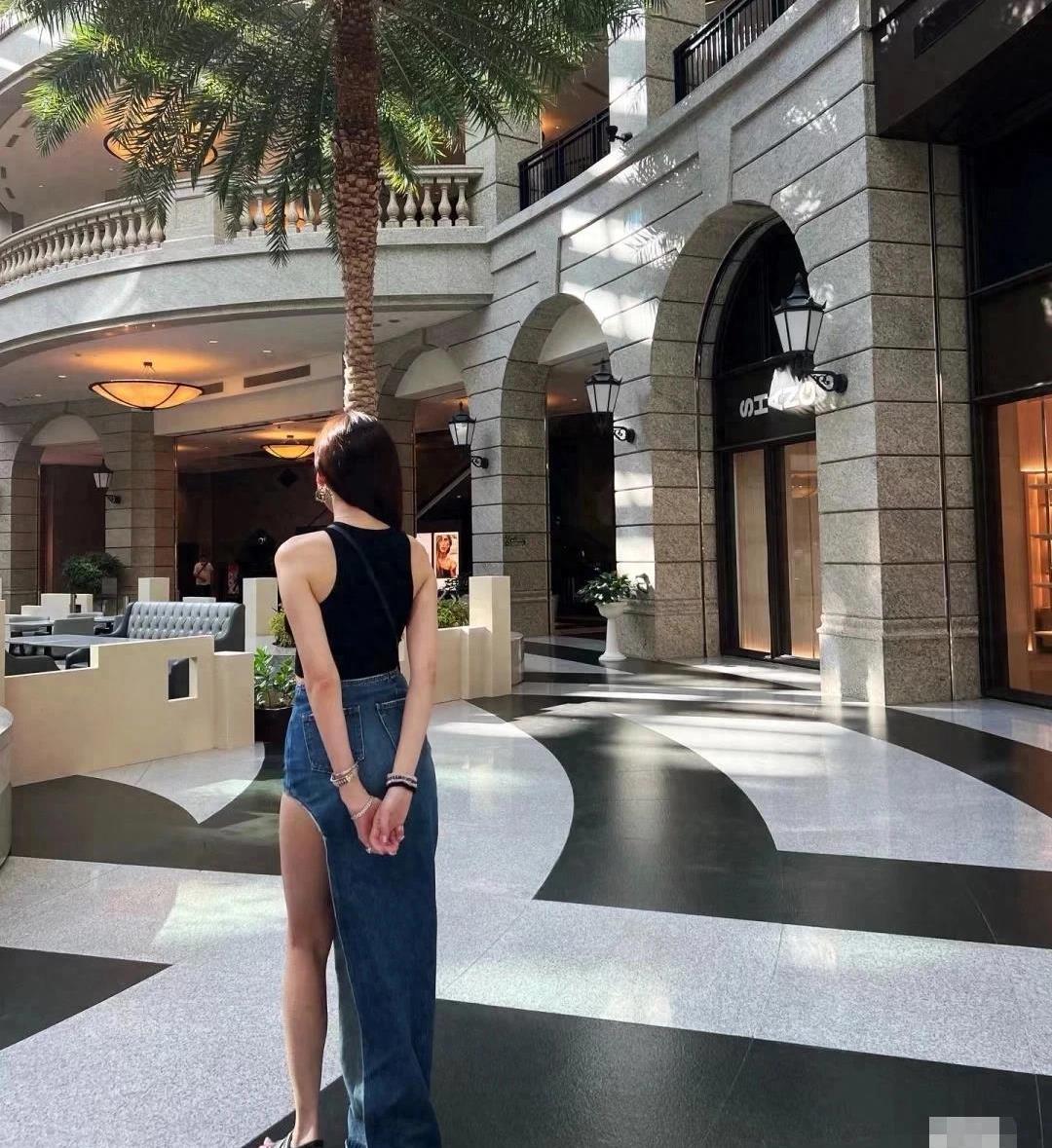 Lin Zhiying's wife Chen Ruoyi took a selfie in the gym. This denim skirt she wore when going to ...