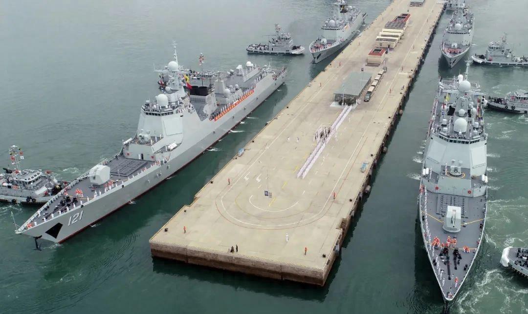 The "buttocks" are lined up to dock, and the photos of Chinese warships ...