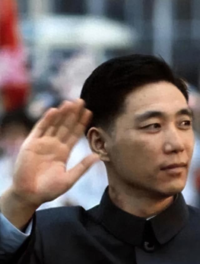 In 1976, Secretary Wang Hongwen realized something was wrong and ...