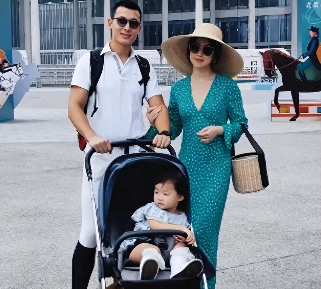 Zhu Zhu takes her daughter to Huoshan Art Museum. The little princess ...