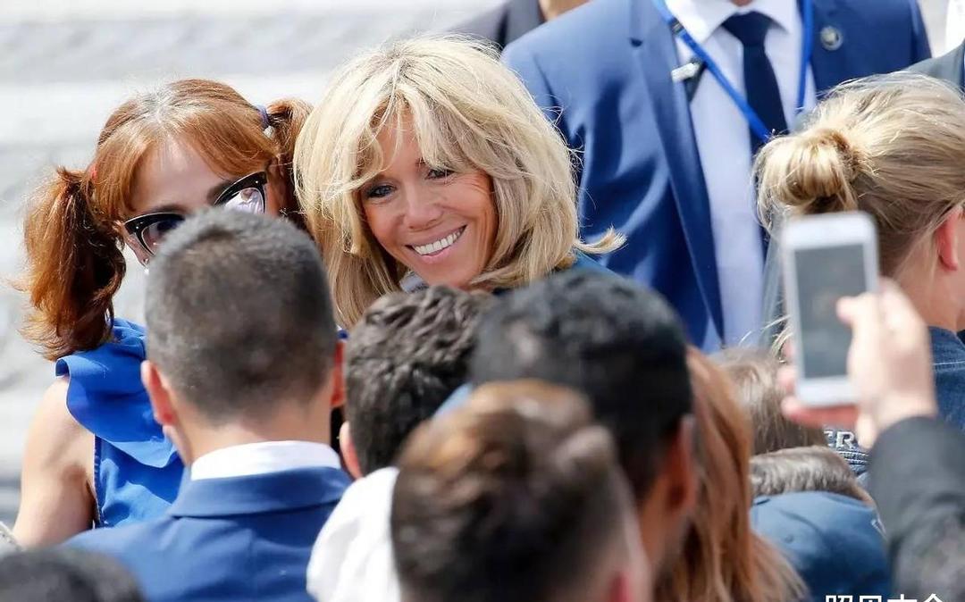 30 years of love! Macron kisses sweetly with his 24-year-old wife ...