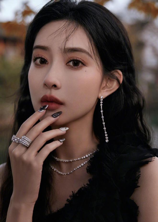 Meng Ziyi's "Nine Purple" co-stars Li Yunrui and is directed by Zeng ...