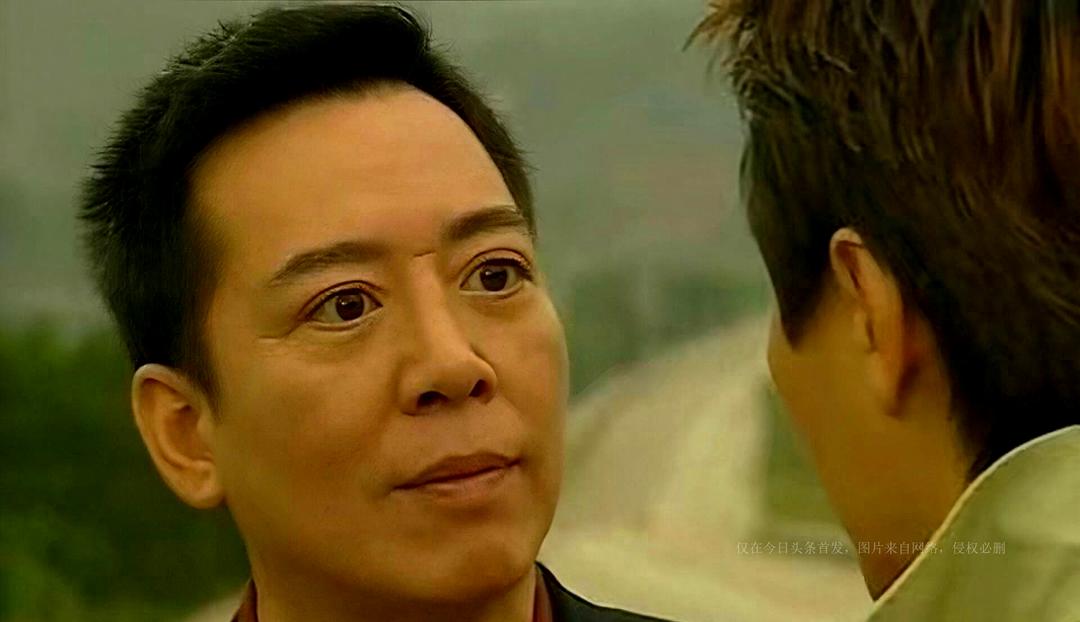 A well-known veteran actor from TVB never leaves his hand. He has white ...