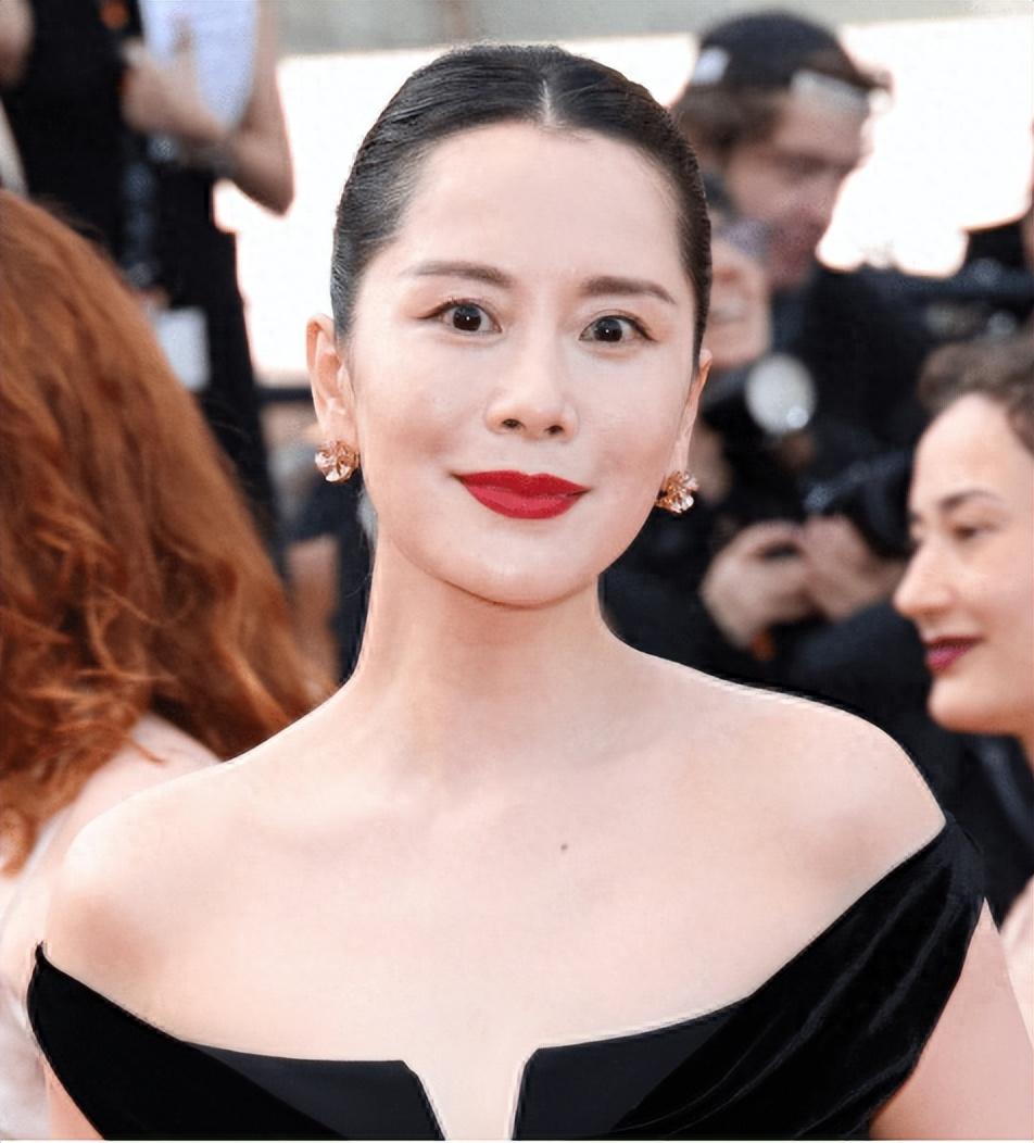 The "ageless goddess" is all fake! Without makeup and finishing, it's ...