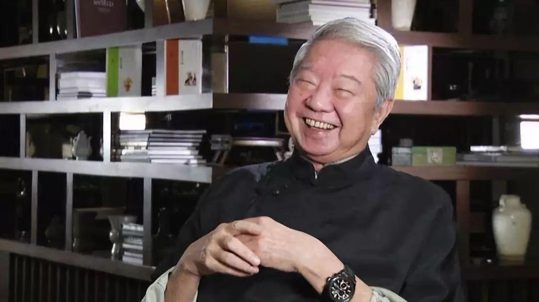 A recent photo of 82-year-old Cai Lam! Sitting in a wheelchair and ...
