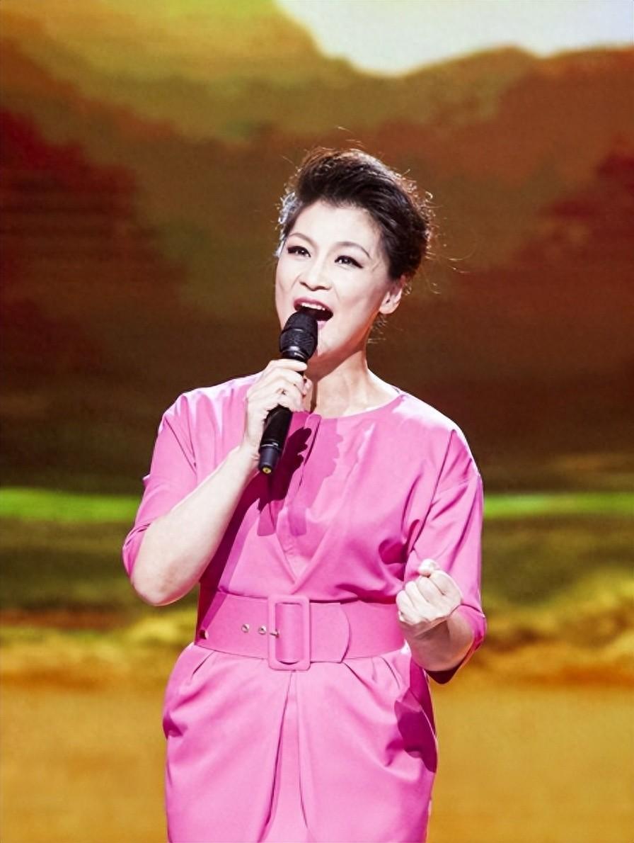Singer Fan Linlin: Accompanying her deceased parents with two military ...