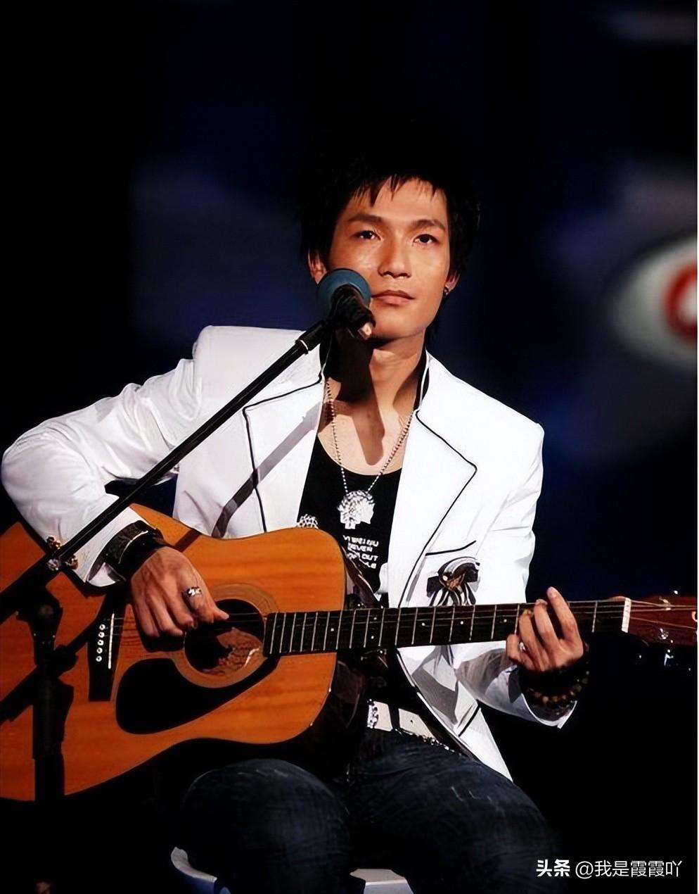 Chen Chusheng, the original singer who plays the guitar and sings ...