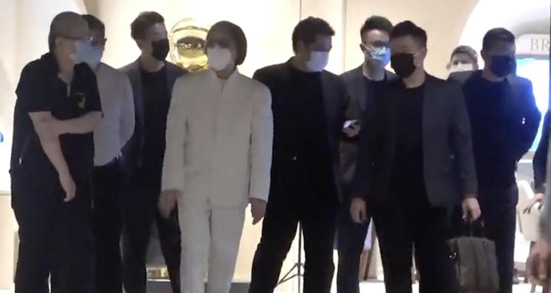 63-year-old Guo Yonghong and his six bodyguards had a grand dinner with ...