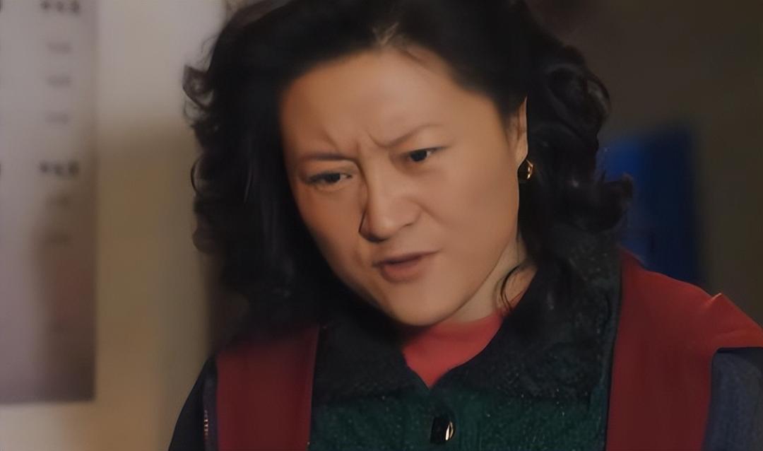 With exaggerated expressions and full of laughter, these two crosstalk ...