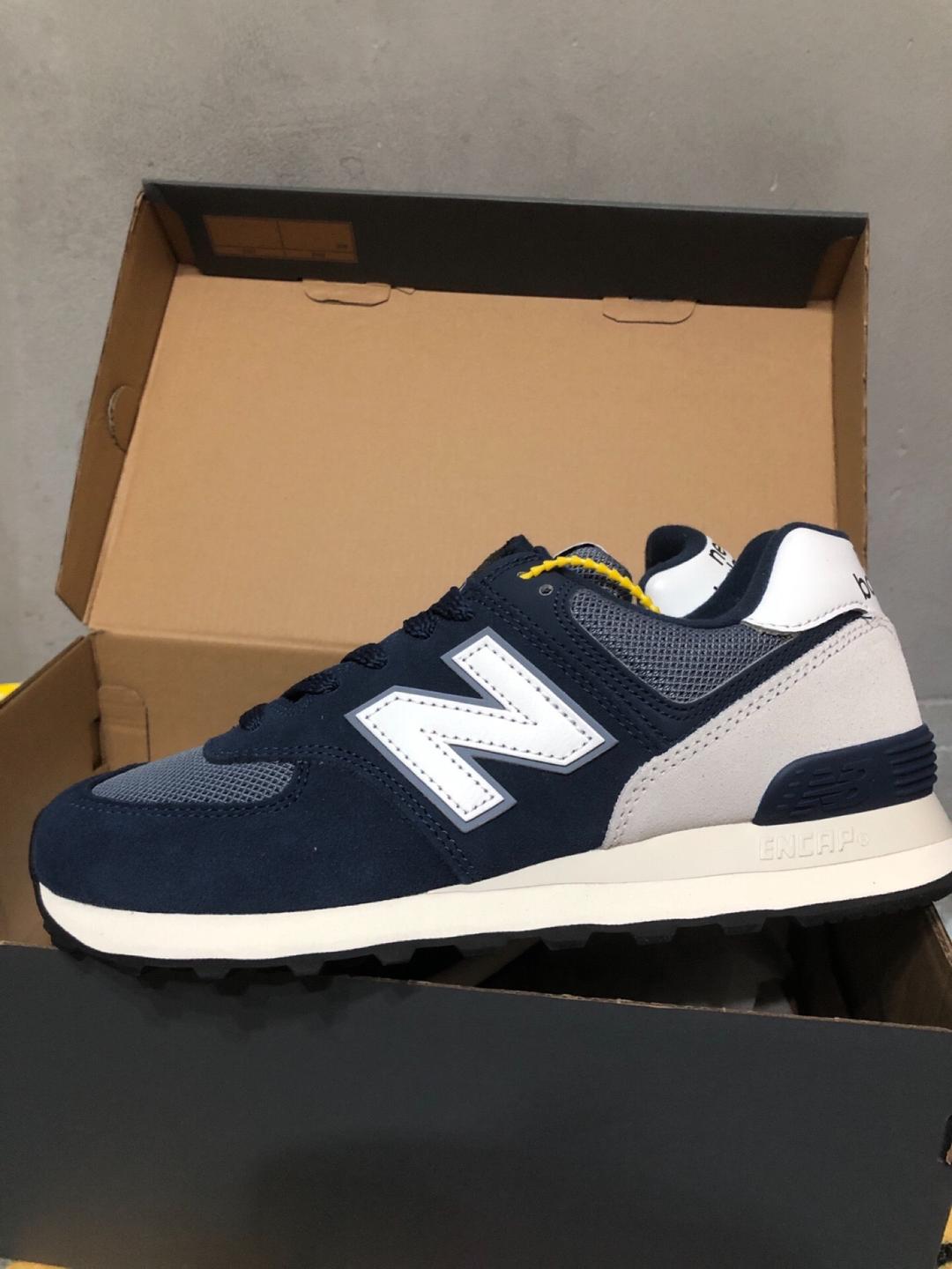 An essential pair of NB jogging shoes in winter - iMedia