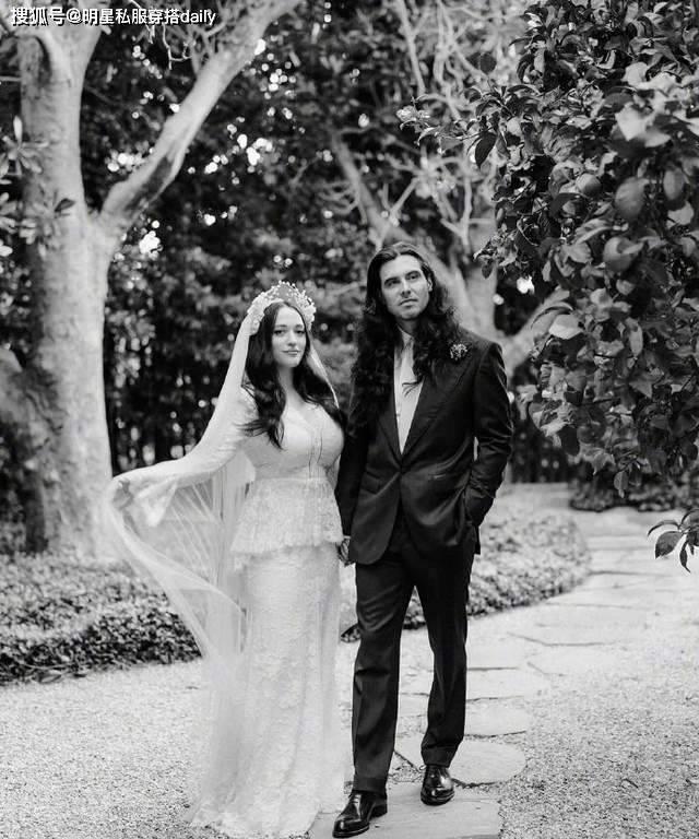 Broke Sister Max actor gets married! Wear a white lace dress with a ...