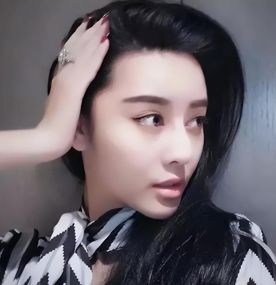 internet celebrity He Chengxi: She spent 8 million to undergo plastic surgery to look like Fan ...