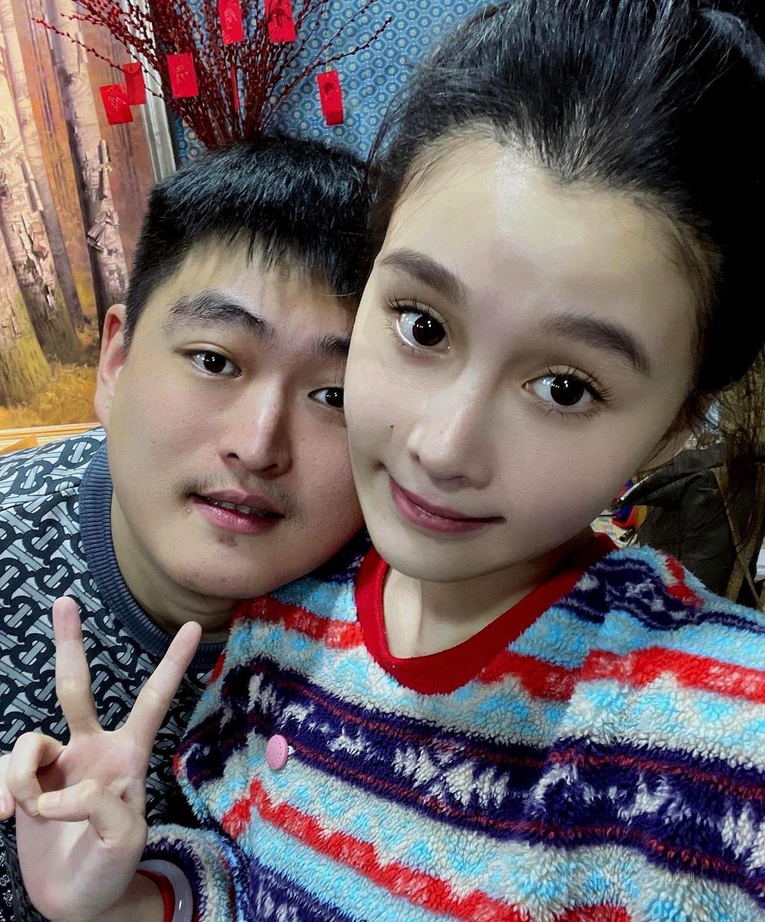 65-year-old Zhao Benshan made a rare appearance. He was in good ...