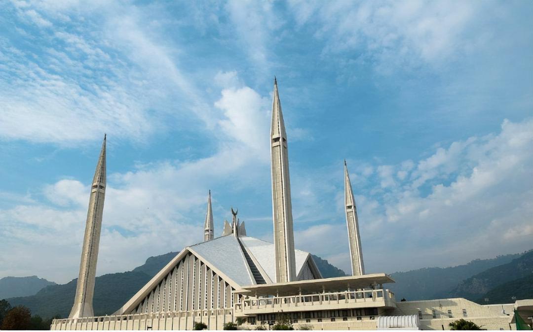 Pakistan allows U.S. military bases to enter and receive training. Has ...