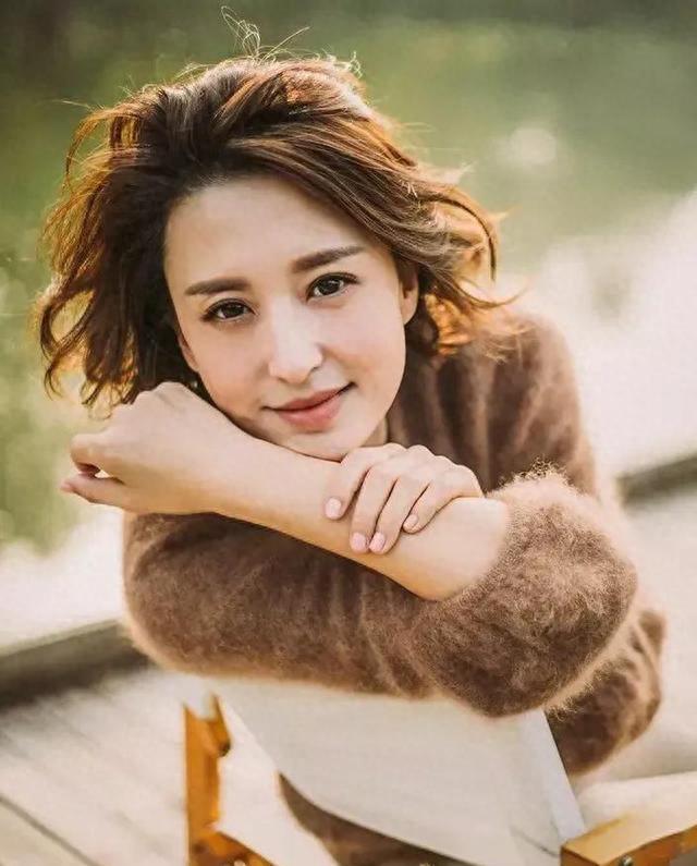 She is the most beautiful host of CCTV. She is 20 years younger than ...