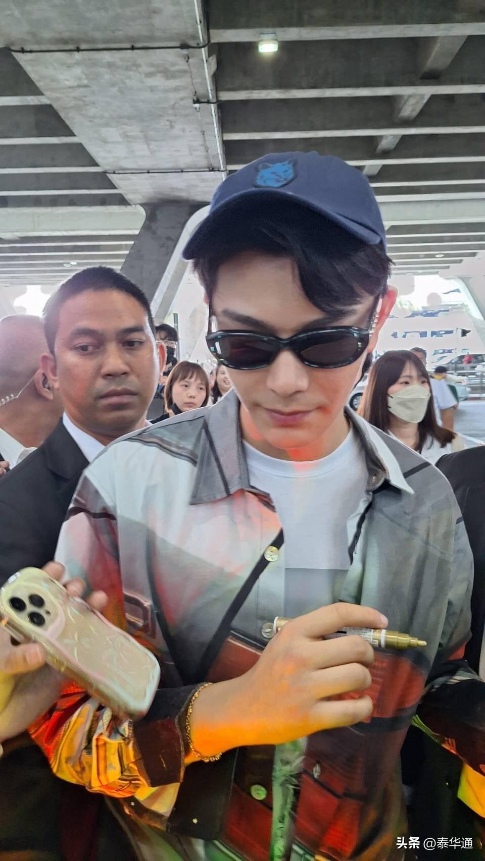 Chinese actor Ding Yuxi arrives at Fan Airport in Thailand and warmly ...