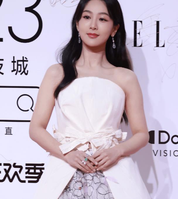 ELLE Festival: Li Sisi and Zhou Dongyu in red dress - iMedia