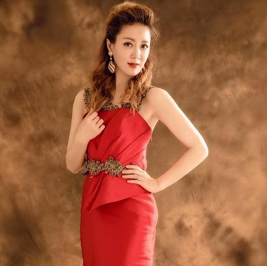 49-year-old CCTV female host Li Wenjing: Still insisting on Dink, she ...