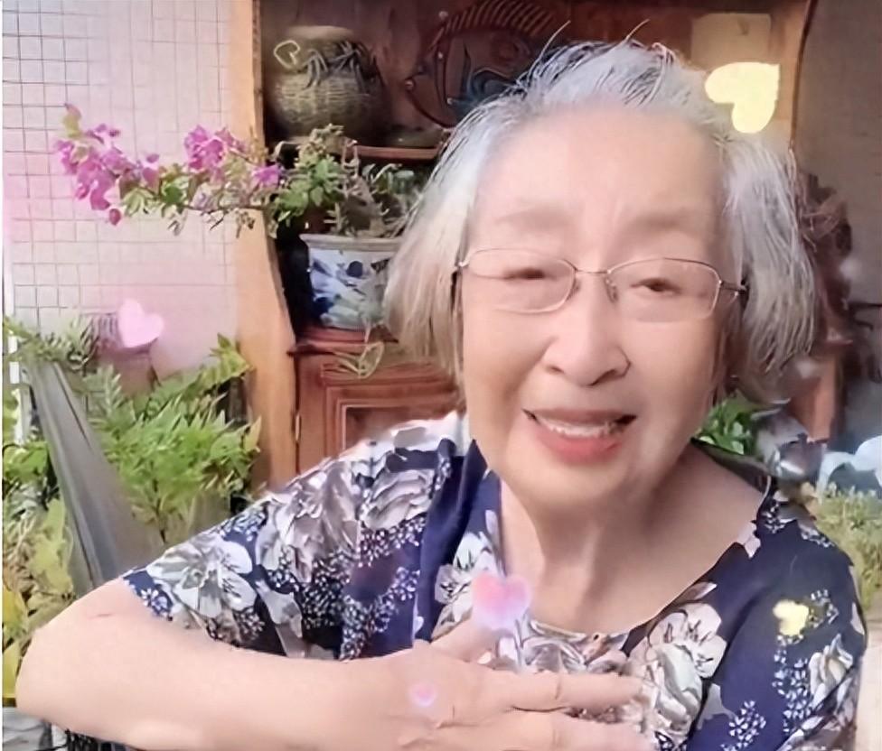 A recent photo of 90-year-old artist Peng Yu was exposed: he looks old but still energetic ...