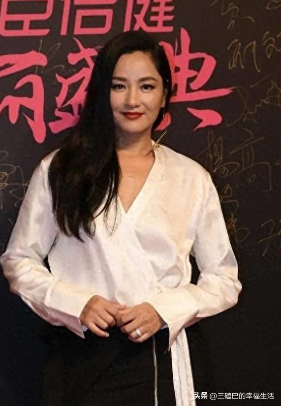 Qu Ying walked on the catwalk at the age of 52, and Hu Bing accompanied ...