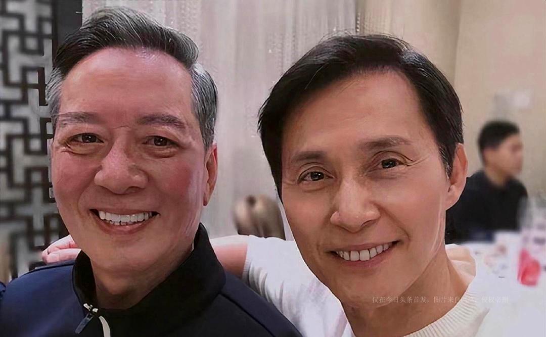 A well-known veteran actor from TVB never leaves his hand. He has white ...