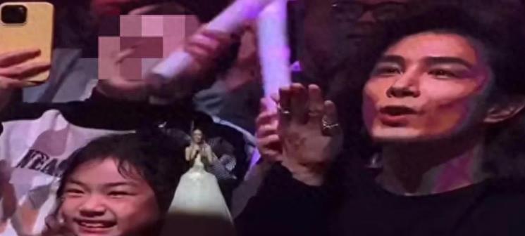 Qi Wei stunned the audience in a three-story-high skirt at the concert ...