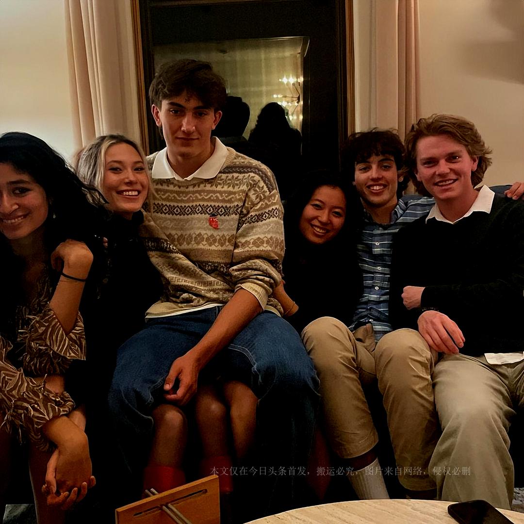 Is Eileen Gu in love? Hugging and kissing her handsome boyfriend at the skating rink, the two ...