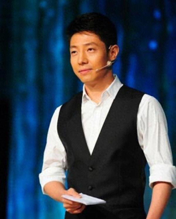 She was once the most beautiful host on CCTV. She lived with Sa Beining ...