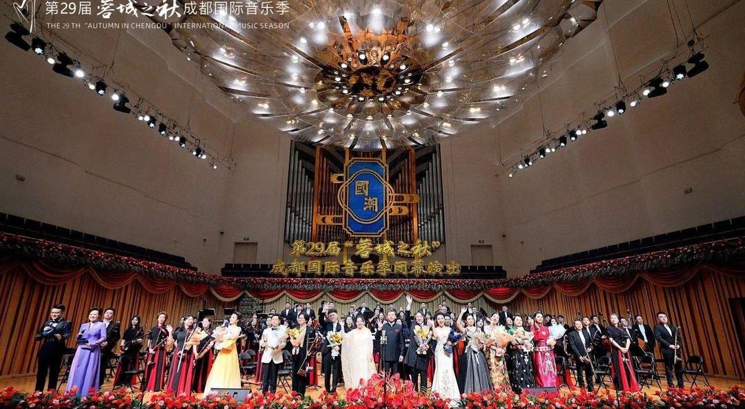 The two-way journey between stars and the city highlights the charm of ...