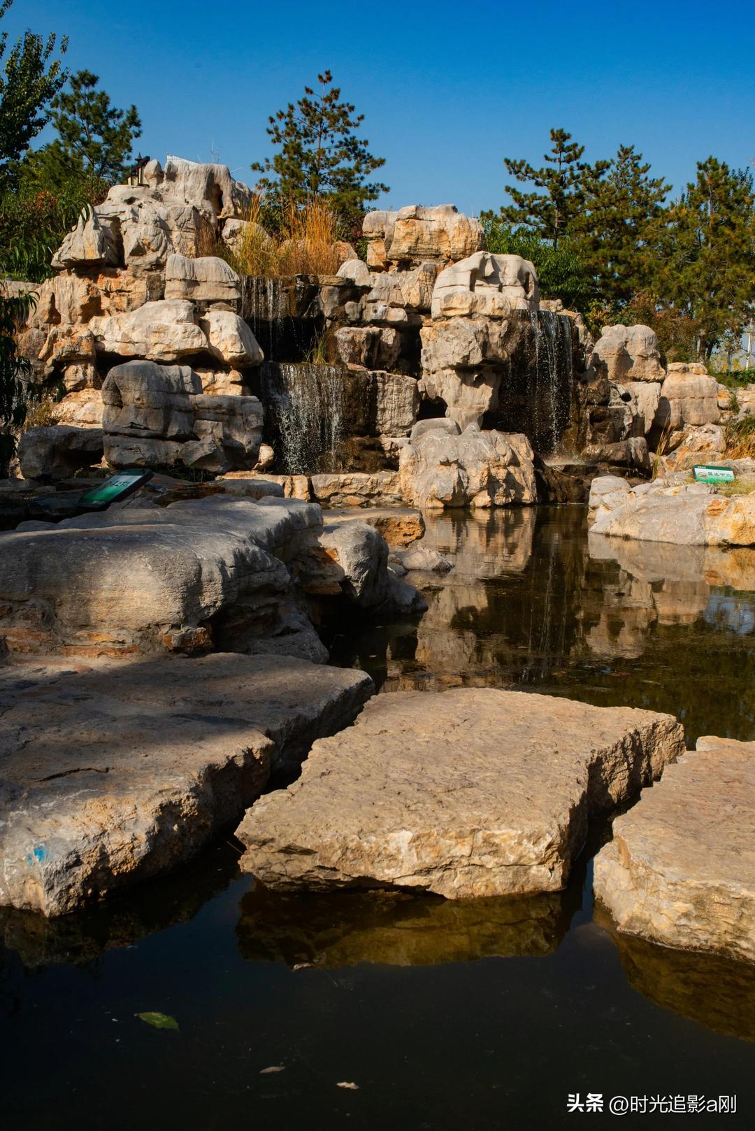 Gurgling water flows on the stone walls of "Xihaizi Park" in Tongzhou ...
