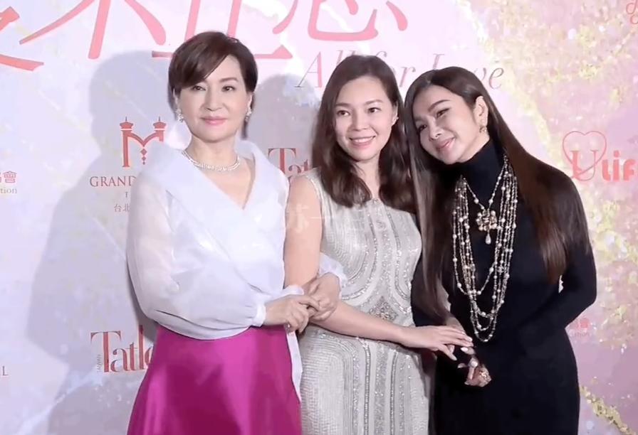 Zeng Xinying, Fang Fangfang and Chen Meifeng are in the same frame ...